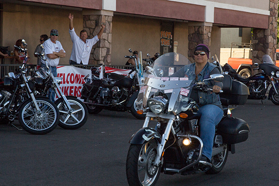 All-women motorcycle club cruises Arizona highways